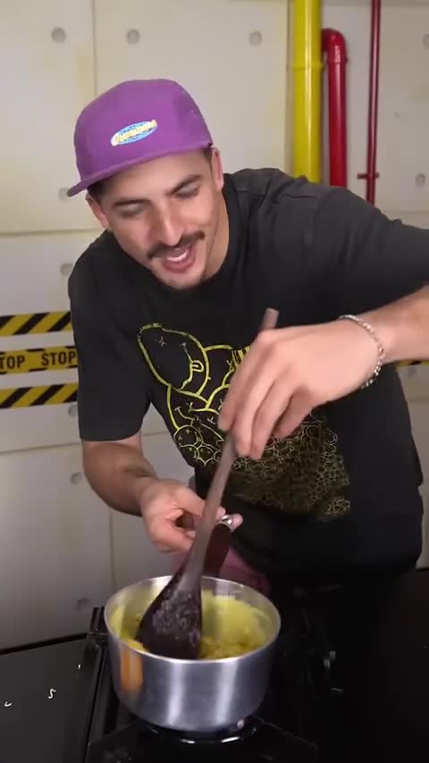 Testei a receita viral de miojo com Cheetos e queijo – será que fica bom?