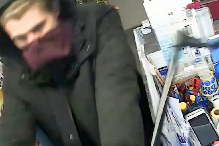 Hero shopkeeper bravely fights off knife-wielding robber with a walking ...