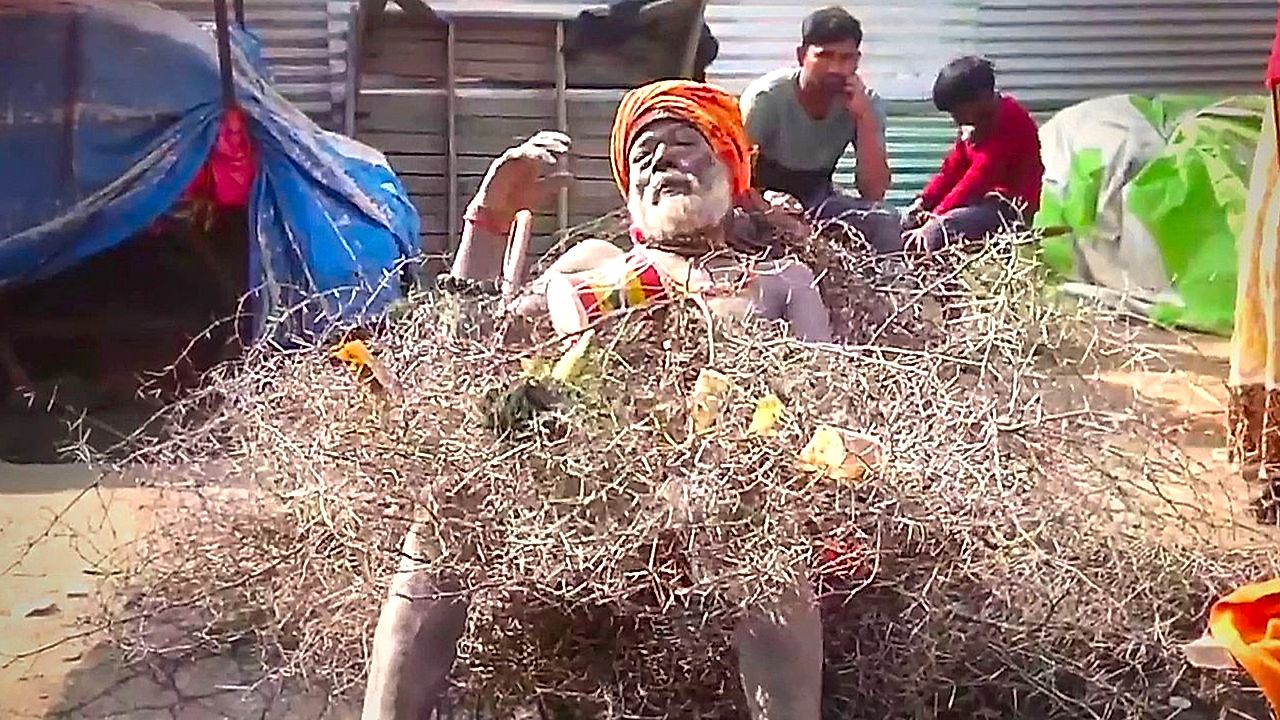 Un sadhu indien affirme dormir sur un lit d'épines depuis 40 ans