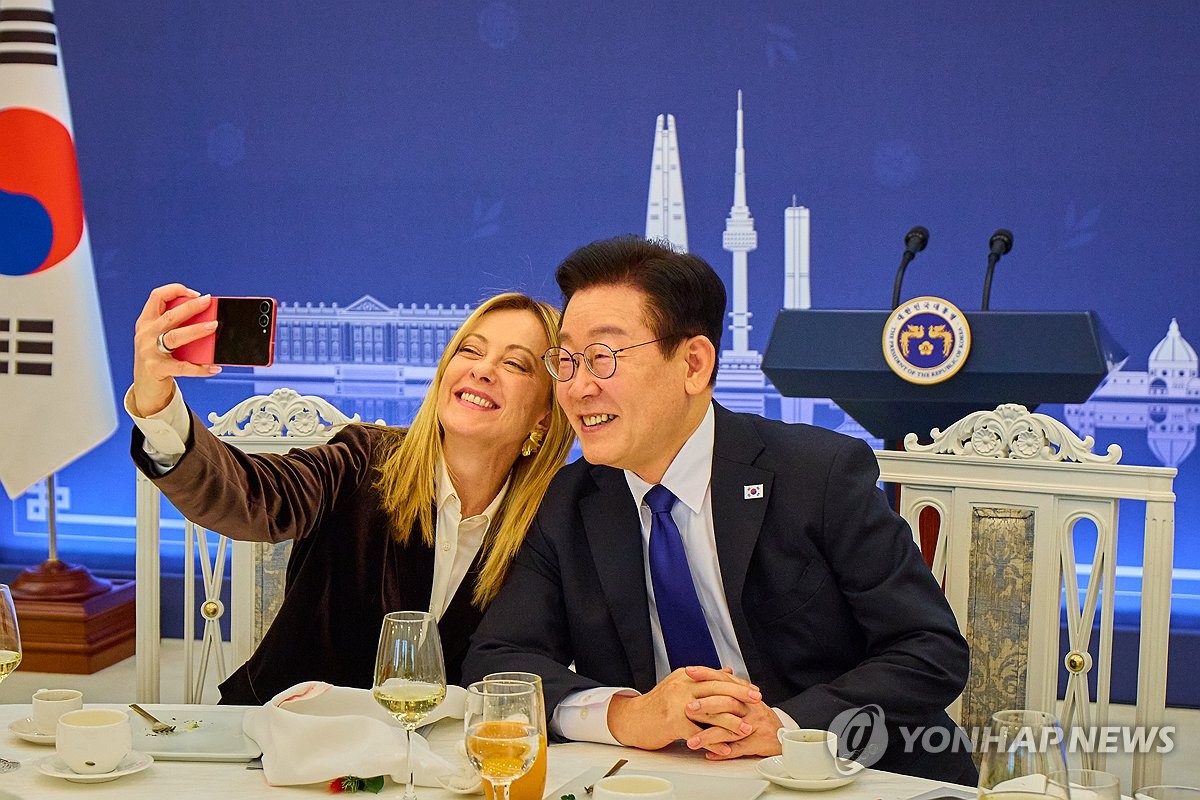 Lee, Italian PM Meloni take selfie