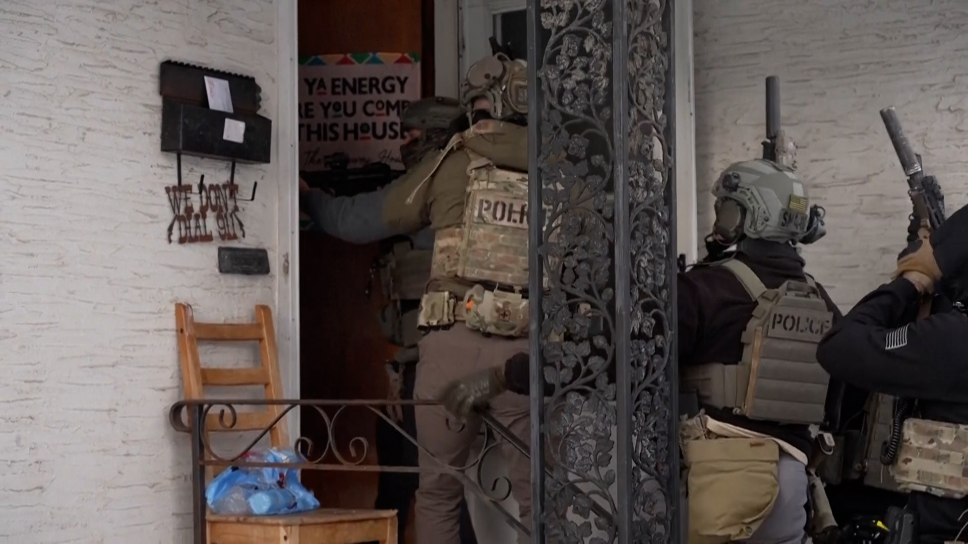 ICE agents arrest Minneapolis man after breaking down door