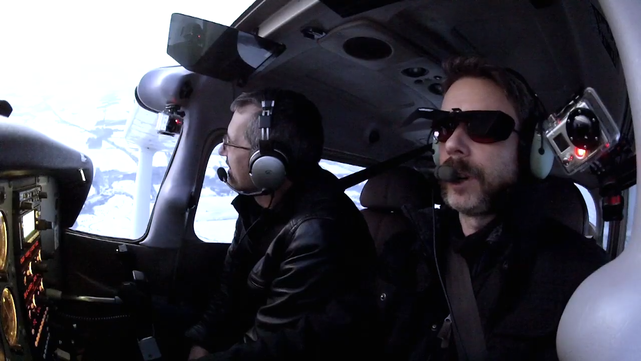 Watch a plane fight a 51-knot crosswind on final approach