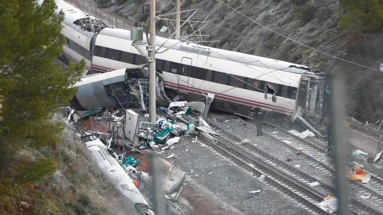 La normativa de Adif desmiente a Puente: la renovación integral obliga ...