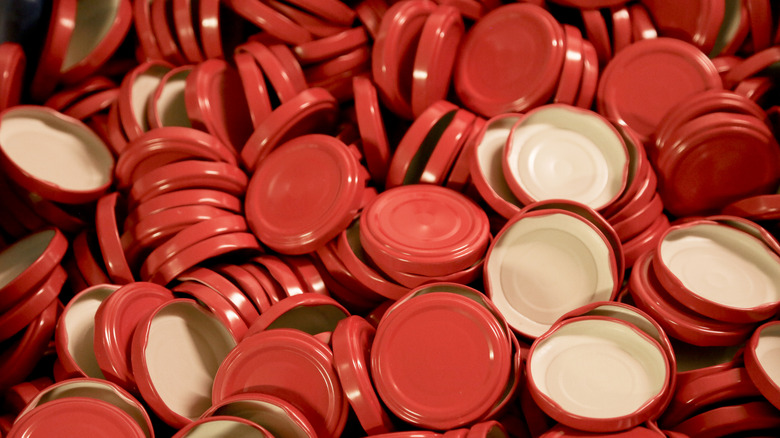 Reuse lids from glass jars to DIY stunning outdoor decor you'll love