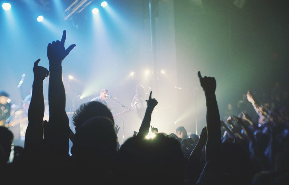 Il interrompt un concert pour demander sa copine en mariage sur scène ...