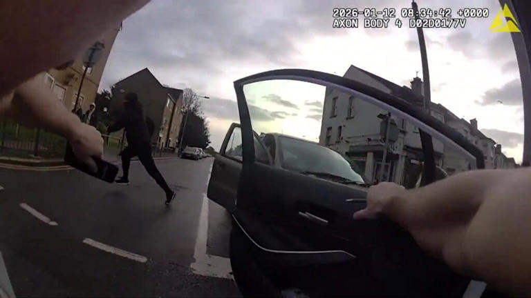 Exhausted cop tells fleeing crook "bloody hell you can run"