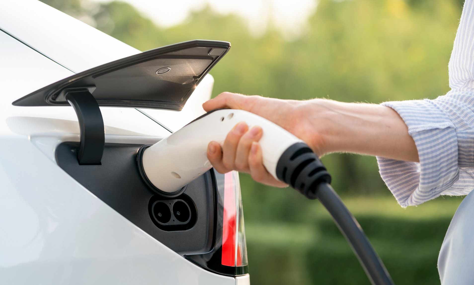 Does fast charging an electric car shorten the battery's lifespan?