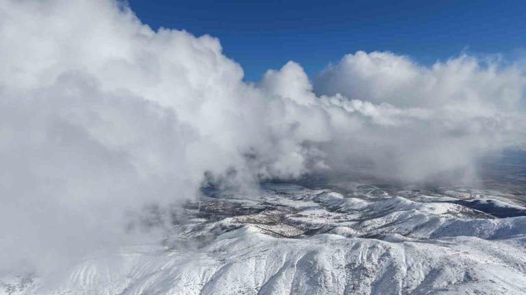 Kar hasretini bin 744 rakımlı dağda giderdiler: Zirvede kış manzarası ...