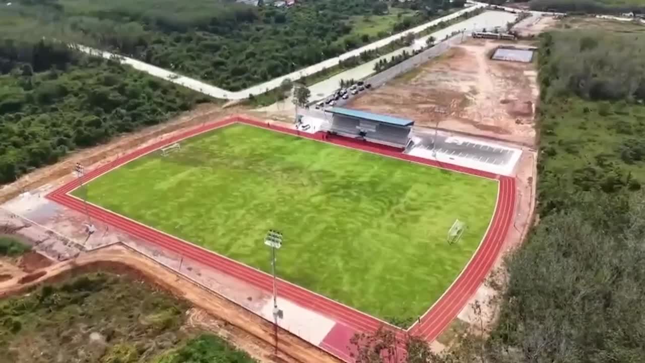 Bungling sports chiefs build square running track with right-angle ...