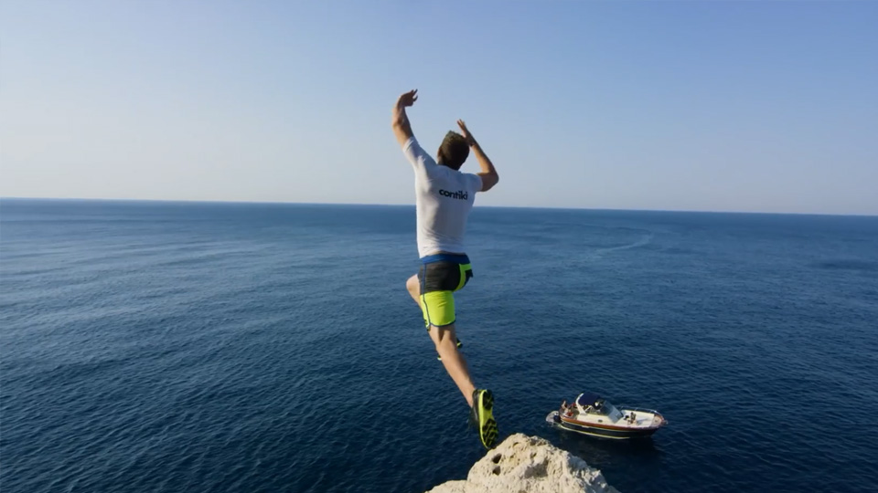 Deze sprong van een klif in Italië was ongeëvenaard