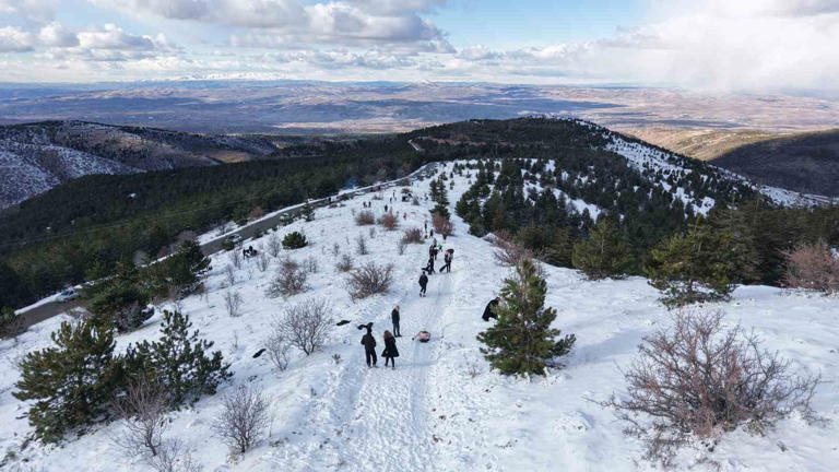 Kar hasretini bin 744 rakımlı dağda giderdiler: Zirvede kış manzarası ...