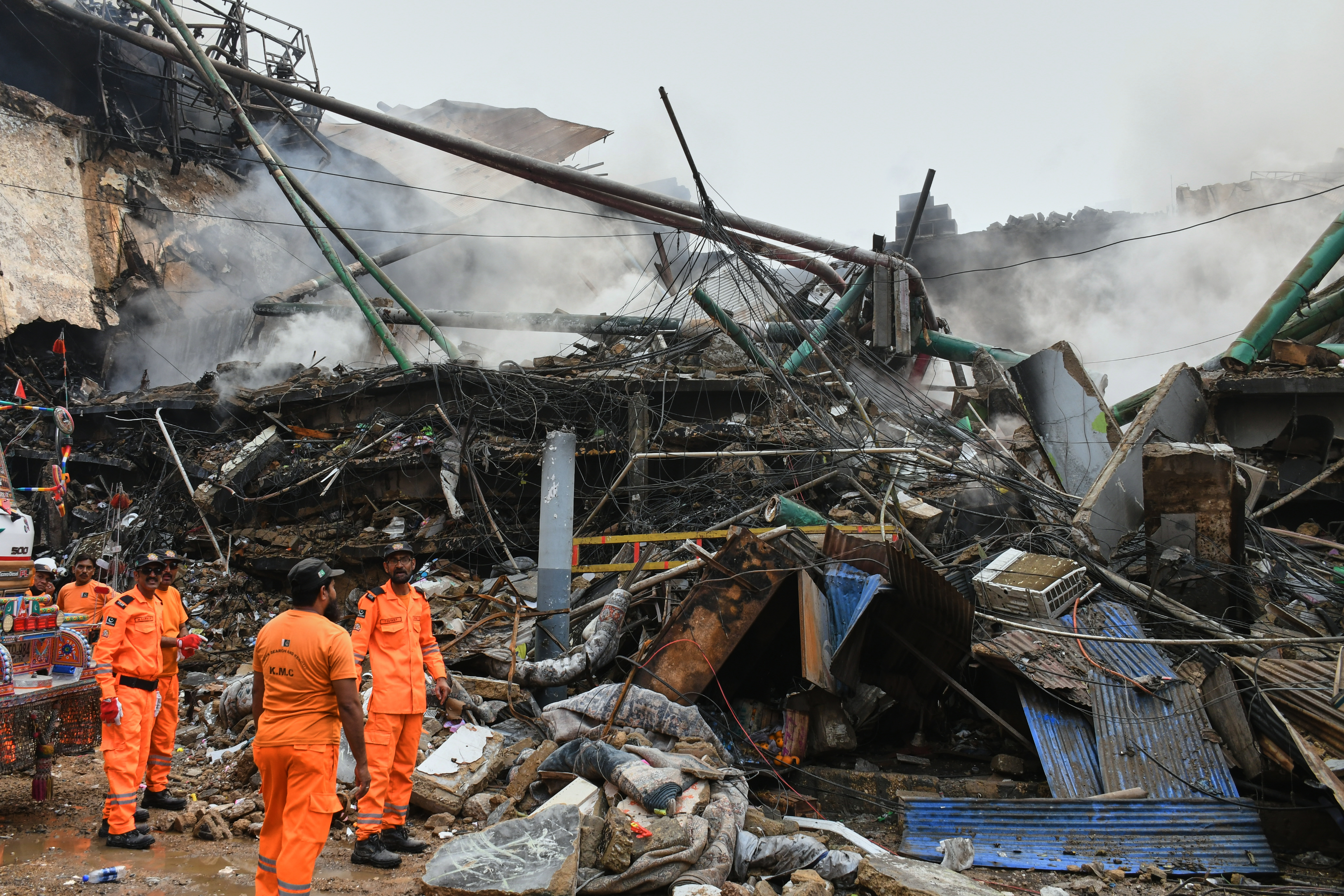 Karachi shopping plaza fire death toll rises to 11 with dozens more missing