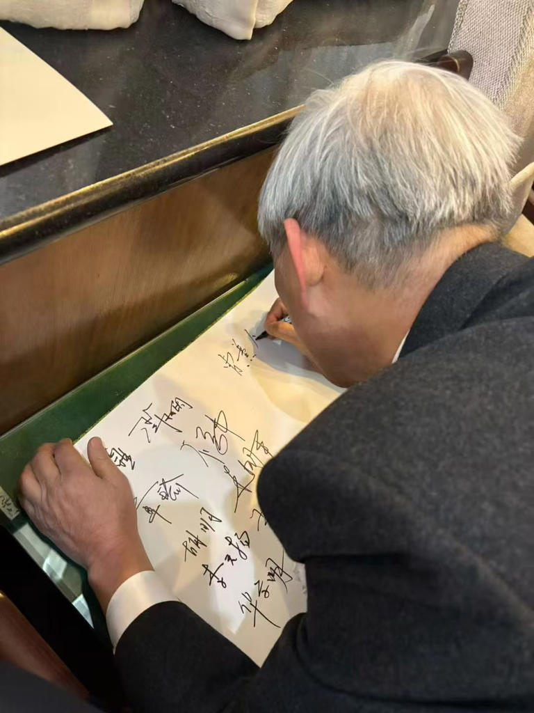 Cho Hun-hyun honors 50-year friend at Nie Weiping's funeral