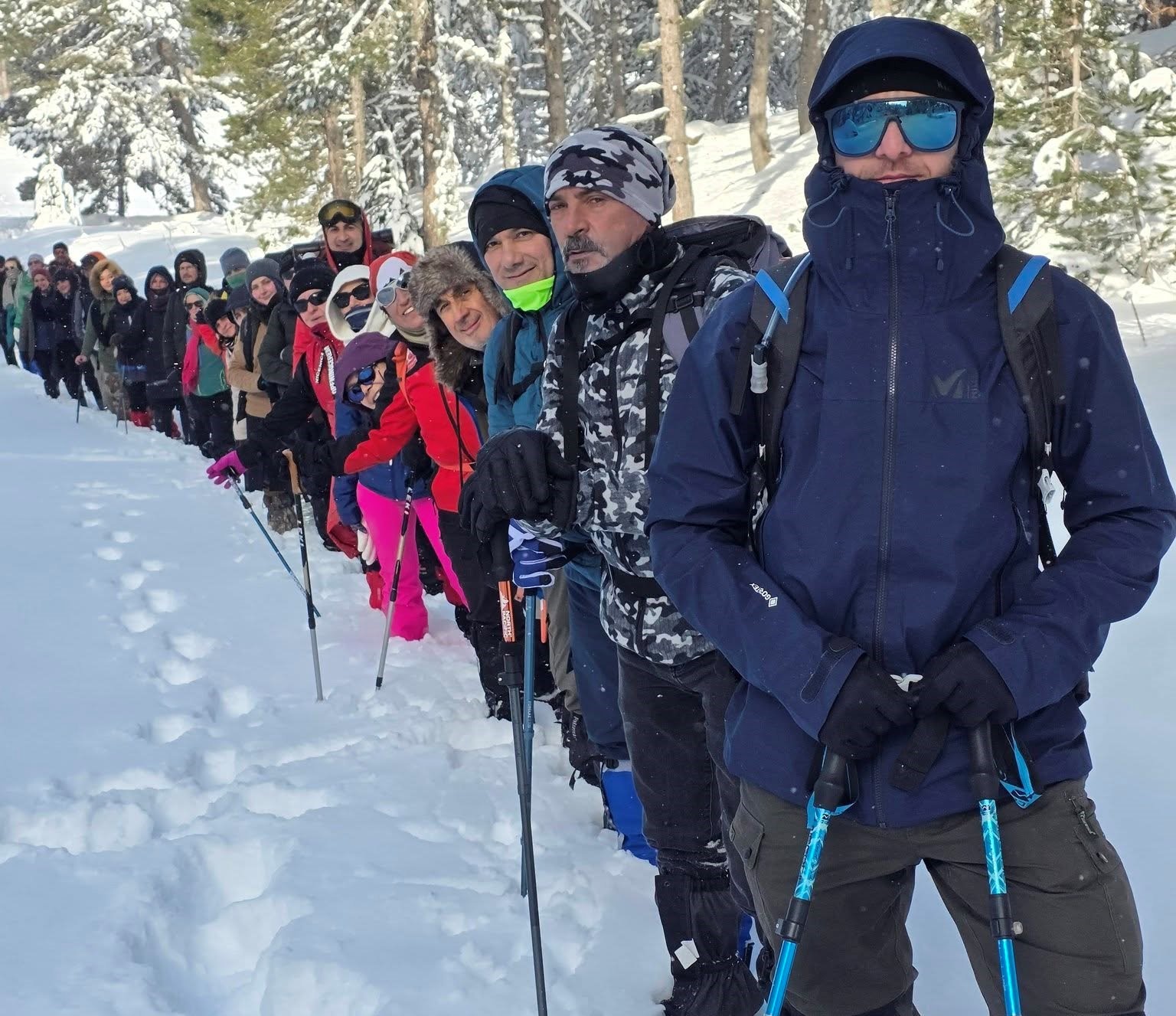 Gediz Murat Dağı Termal ve Kayak Merkezinde kar yürüyüşü