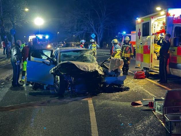 Landsberg: Fahrerflucht endet in Frontal-Crash