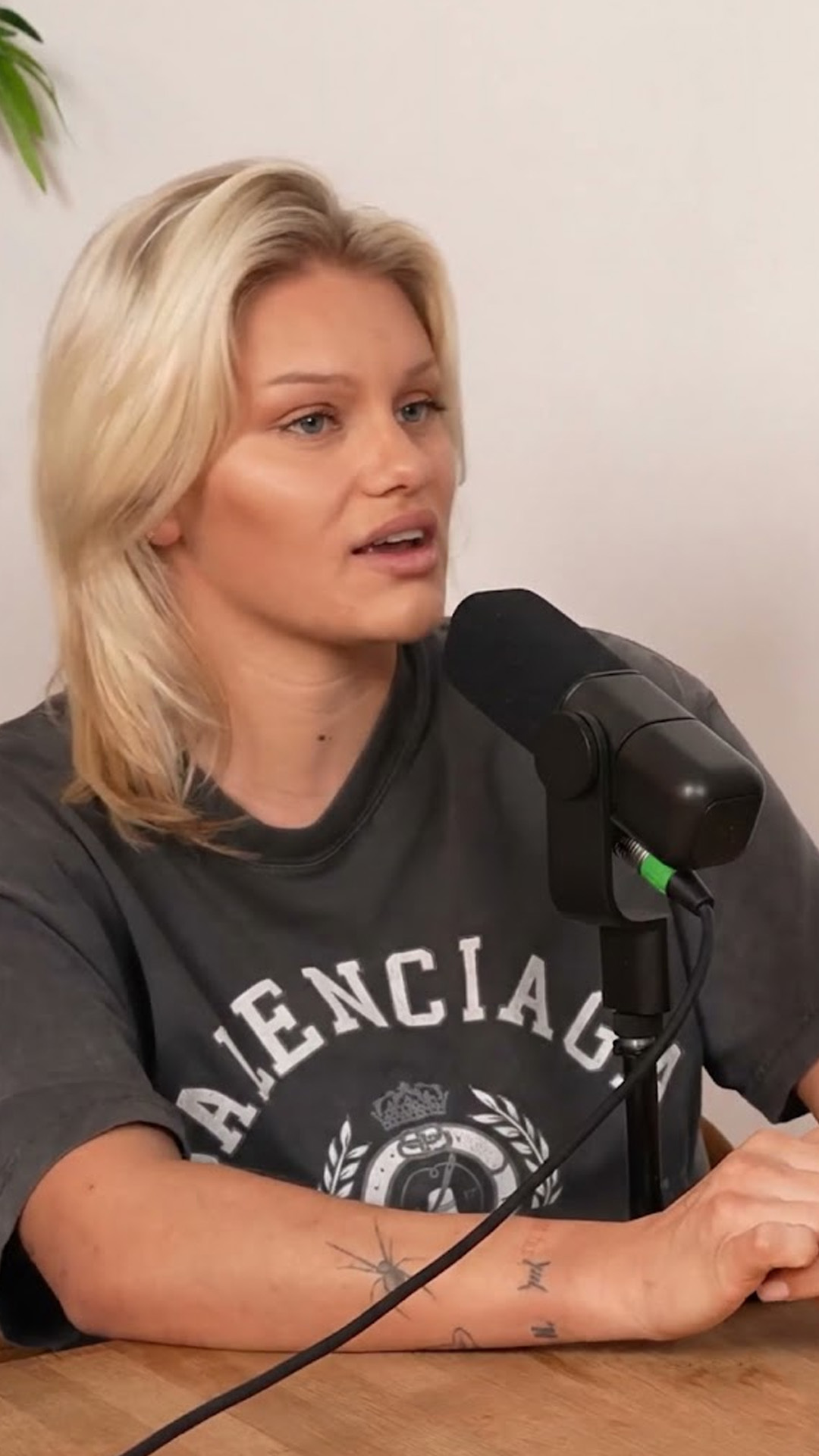 Vader Roxanne in bad met twee stewardessen?