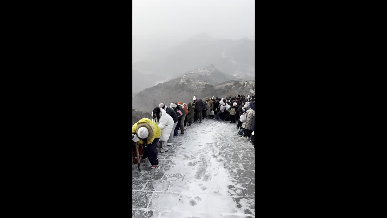 Tourists crawl, cling, and slide down China's Great Wall as heavy snow ...