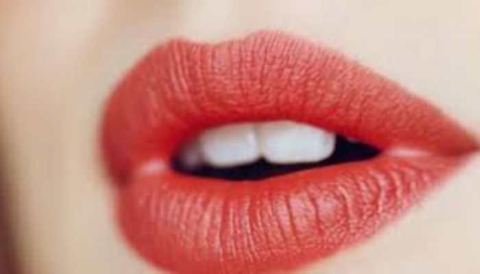 Vinyl lips are back: The high-shine, non-sticky beauty trend redefining ...