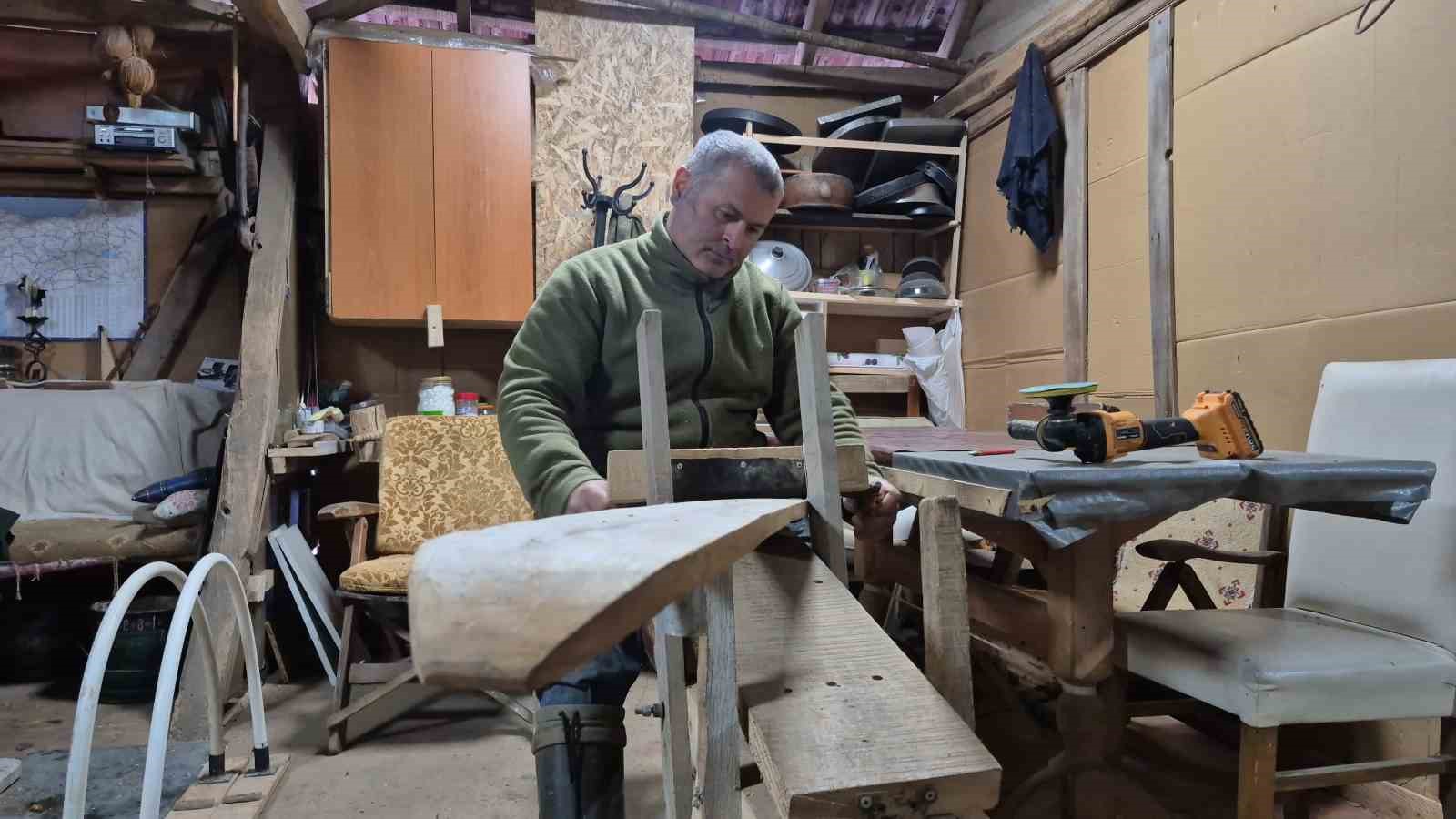 Hobi olarak yaptığı kayak takımları ilgi odağı oldu