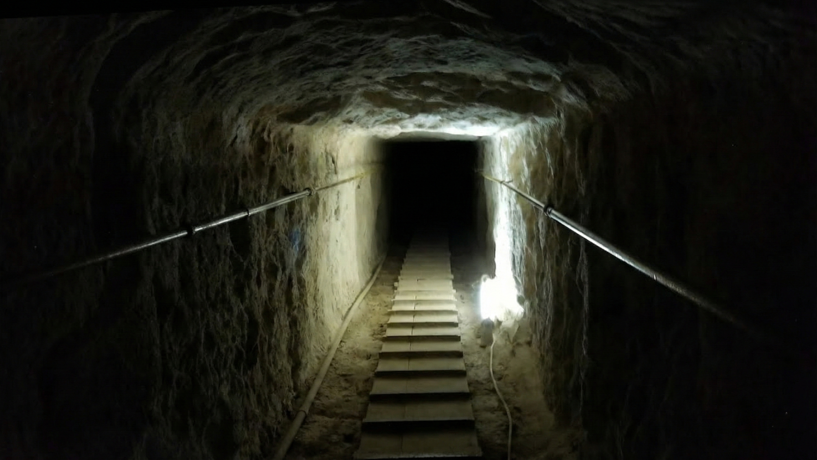 “There’s no lights in the chamber” - The room under Giza they don't ...