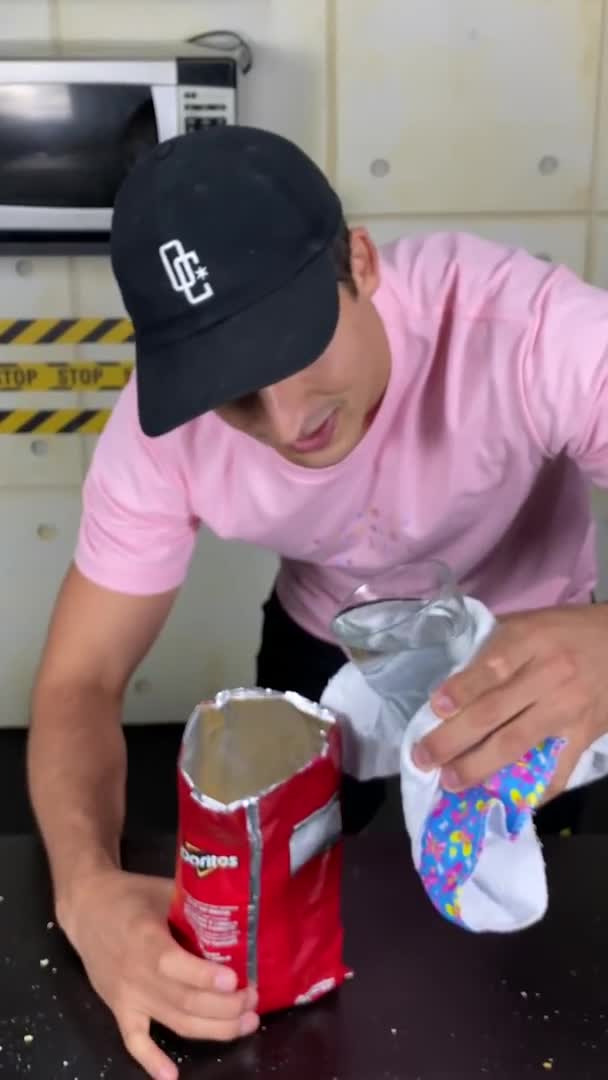 Testando a pamonha de Doritos: miojo, queijo e um hack inacreditável!