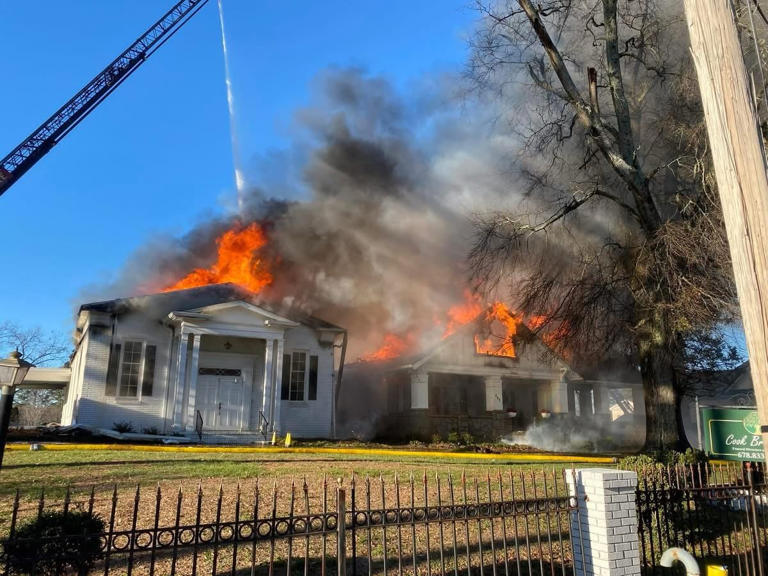 Funeral home catches on fire, staff and firefighters rush to get bodies out