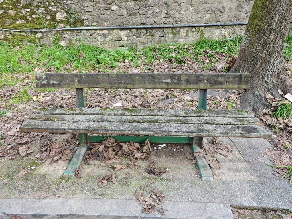 Recco: piazzale Europa e il simbolo, la panchina col muschio