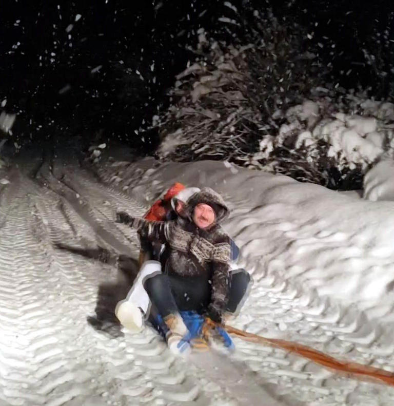 Traktöre bağlanan kızaklarla gün boyu kayak yaptılar
