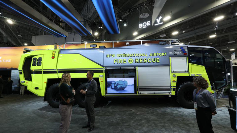 CESに、一人で操れる45トン級のモンスター消防車があった!