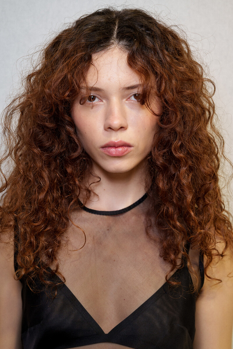 Tagli e pettinature da non perdere per chi ha capelli ricci lunghi