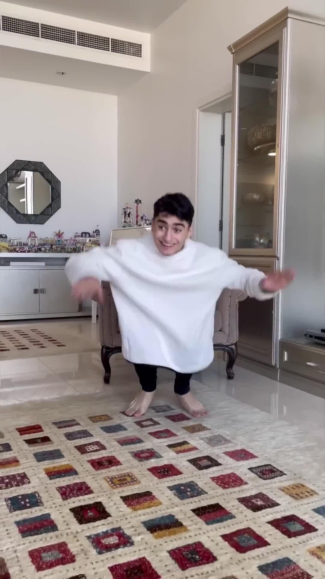 Magic shrinking person trick tutorial 😱😂