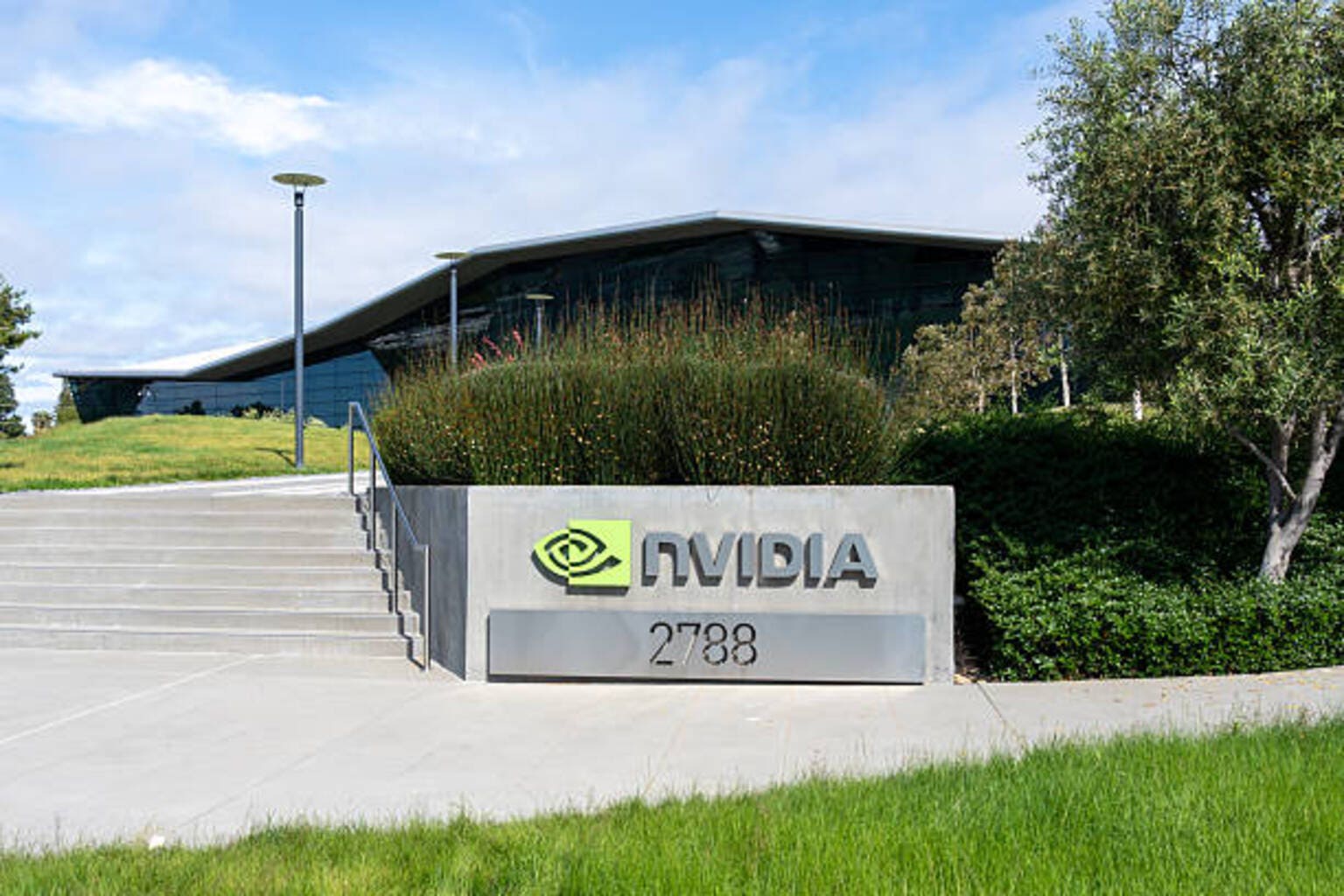 Nvidia H200 chip parts suppliers pause output: report