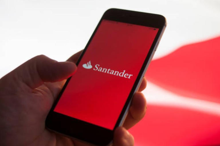 Santander warns customers over scam which is emptying bank accounts