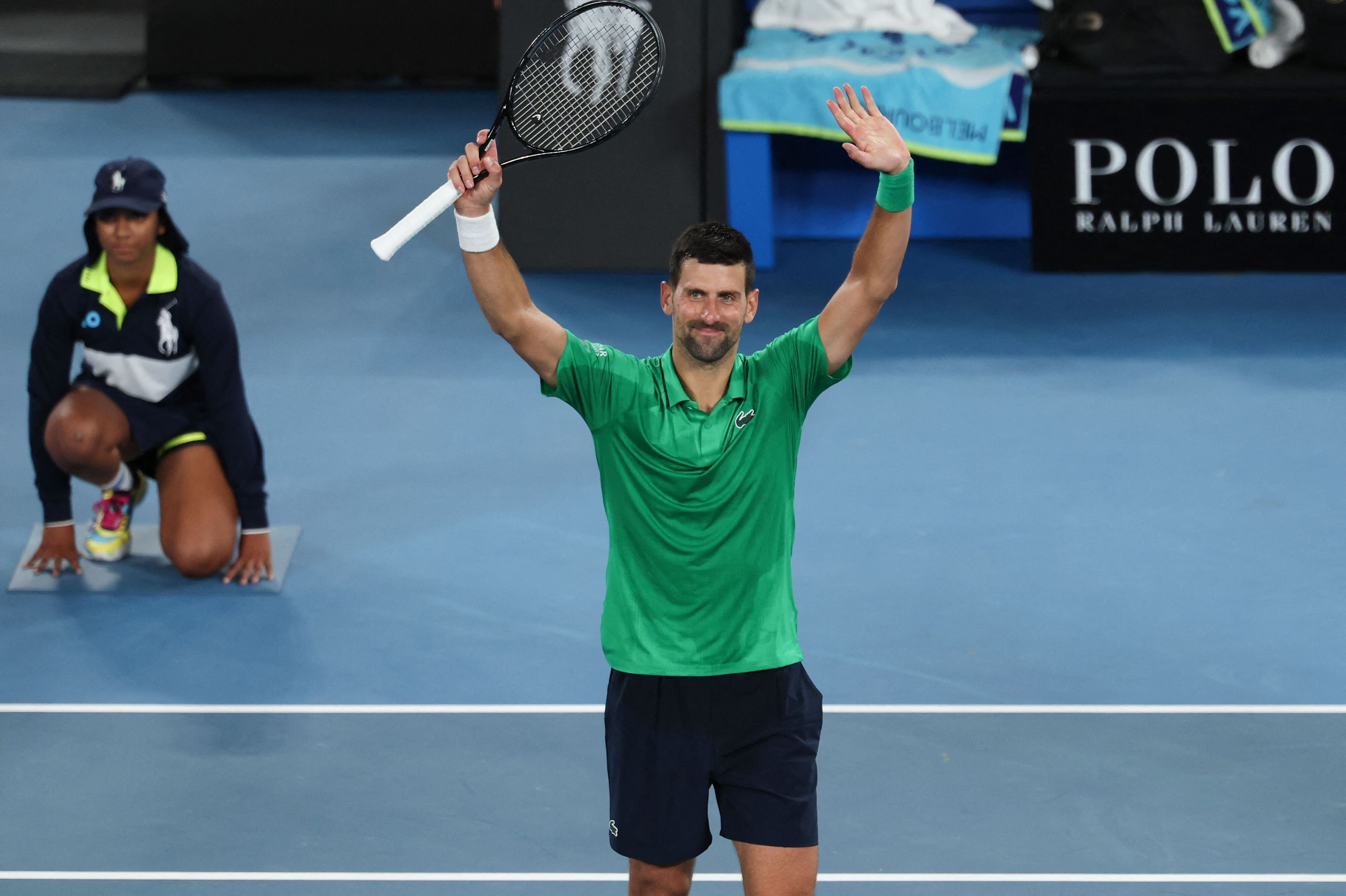 Djokovic kører spanier over i jubilæumssejr