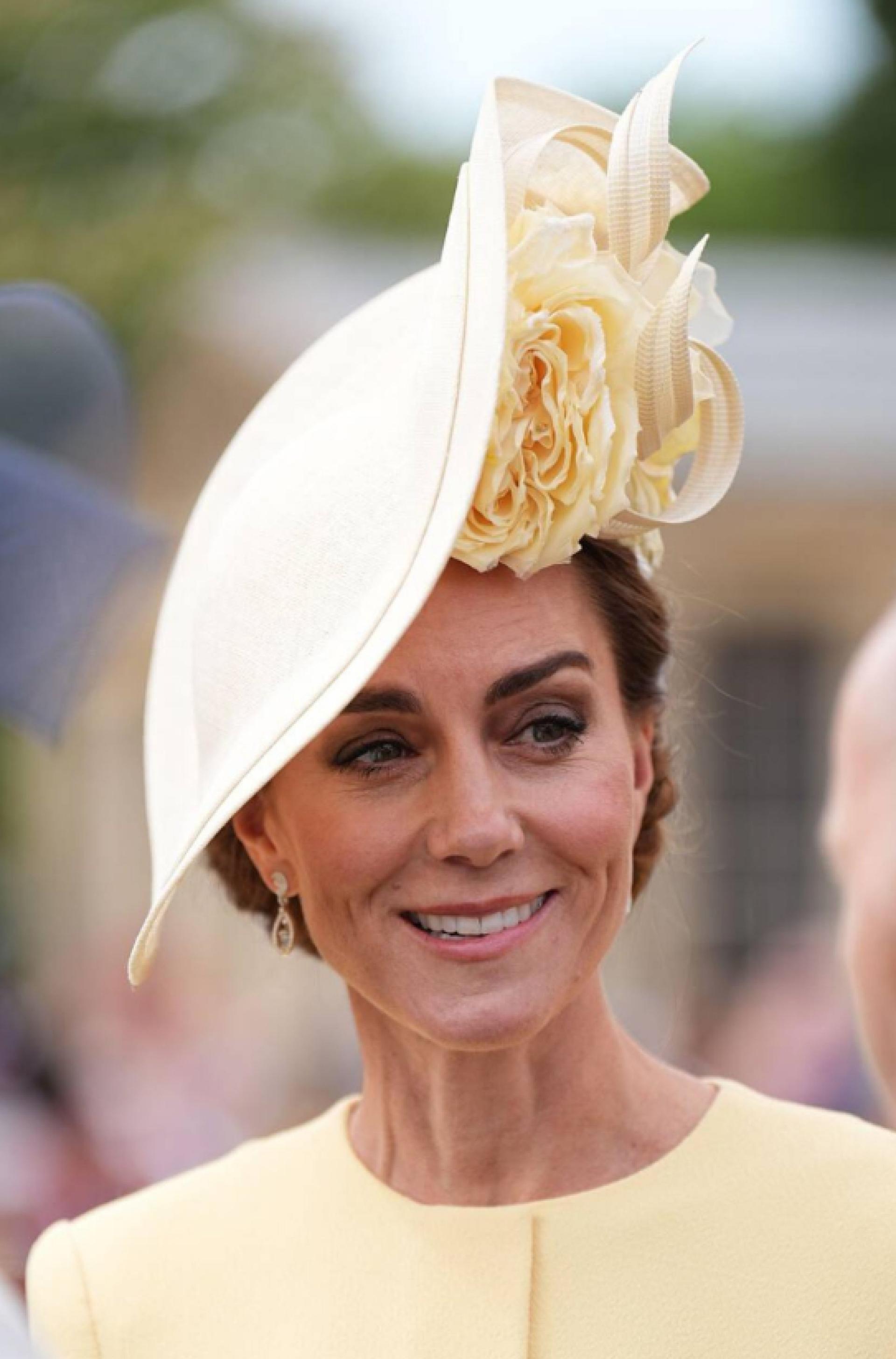 Princess of Wales surprises public by arriving alone behind the wheel