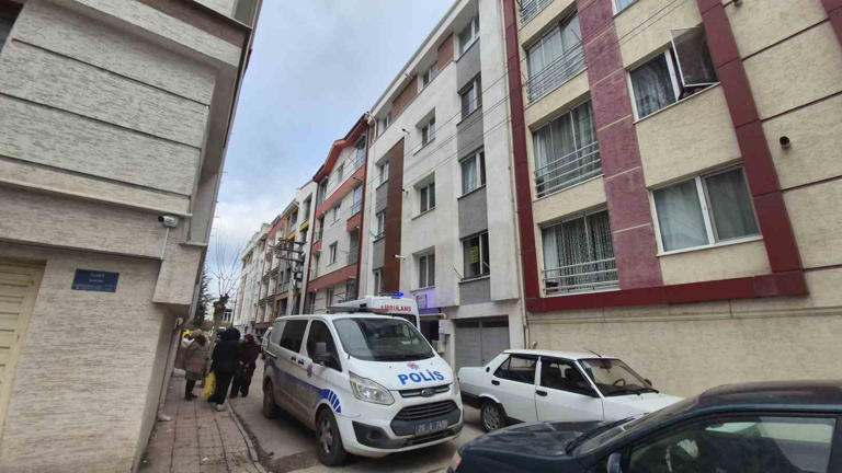 Evinde düşen 86 yaşındaki kadını polis kapıyı kırarak kurtardı