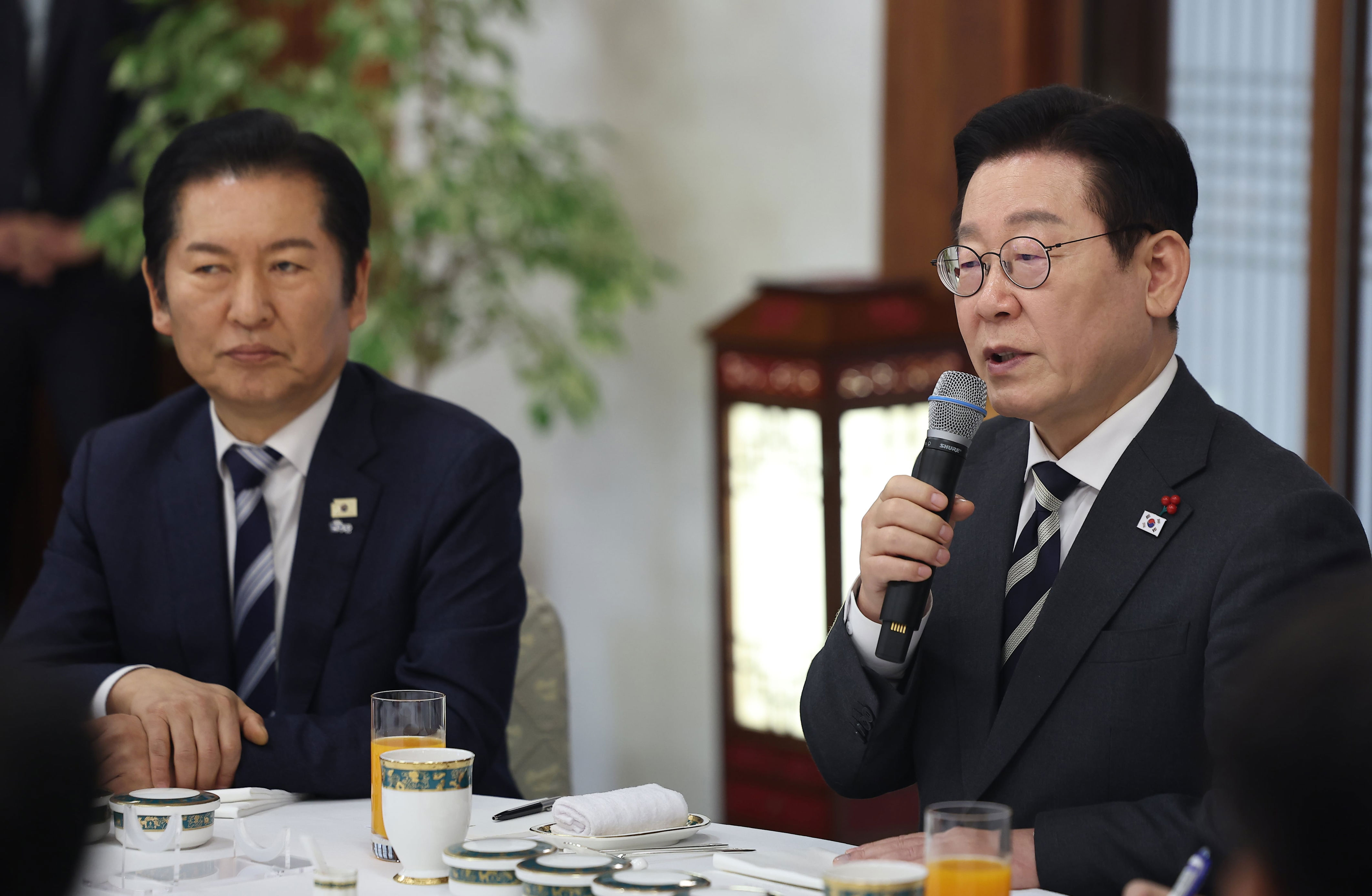 President Lee Jae-myung jokes 'Anti-Myung' at Democratic Party dinner