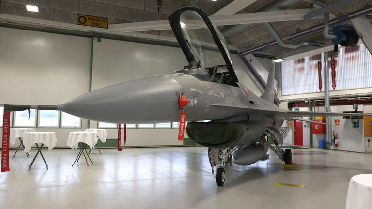 Denmark memensiunkan F-16 setelah hampir 46 tahun dan menuntaskan ...