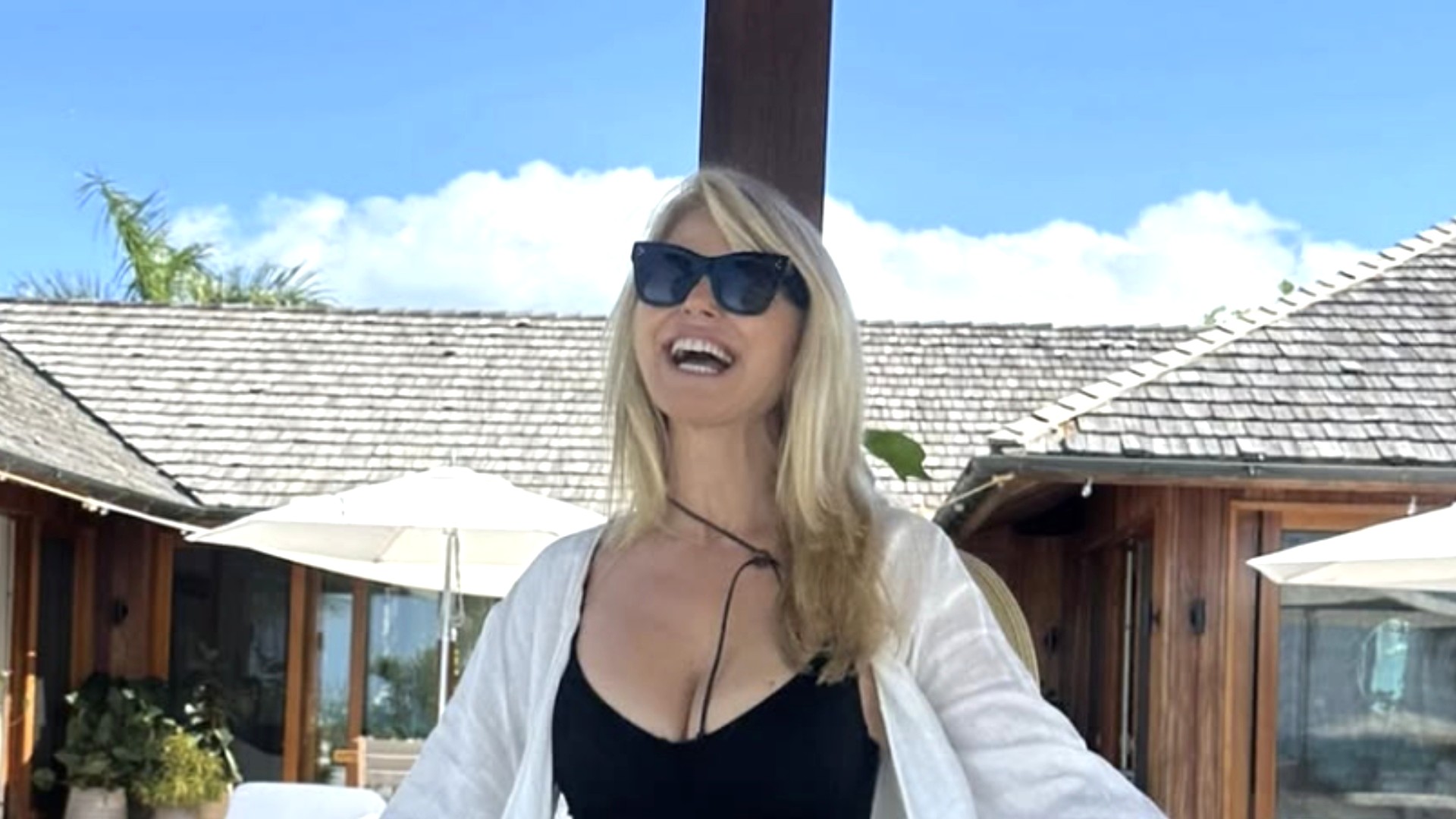 Denna 71-åriga modell visar upp sin figur och strålar i solen