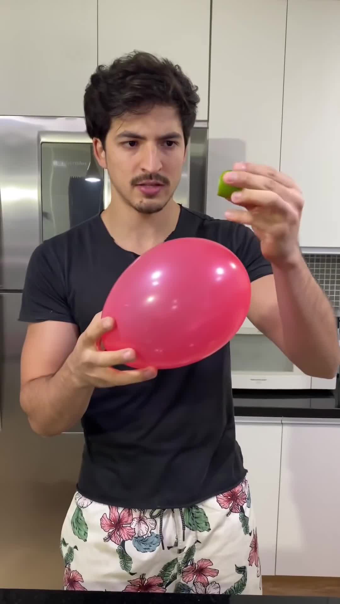 Testando truque viral: estourei o balão com casca de limão!