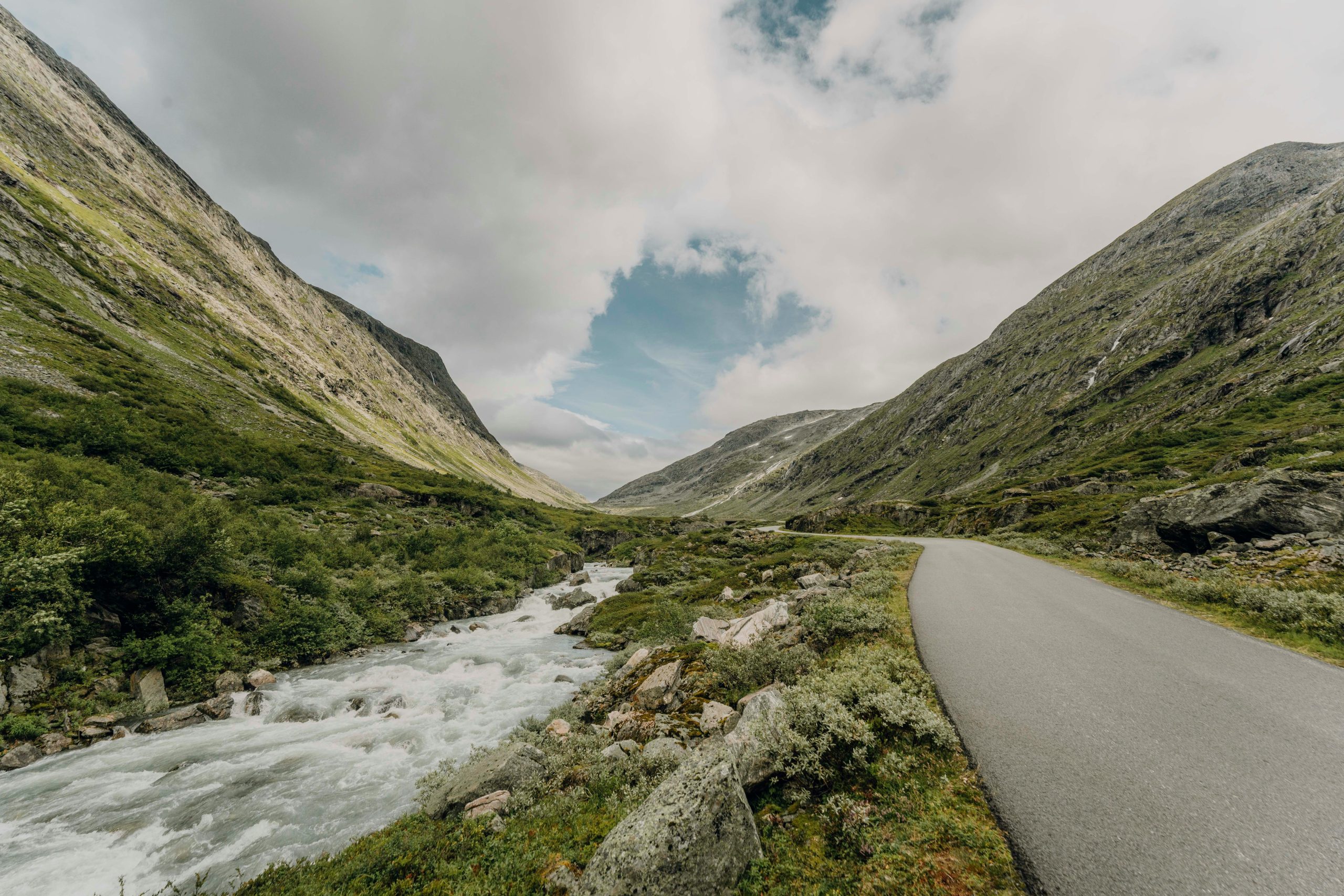 US scenic drives that follow rivers