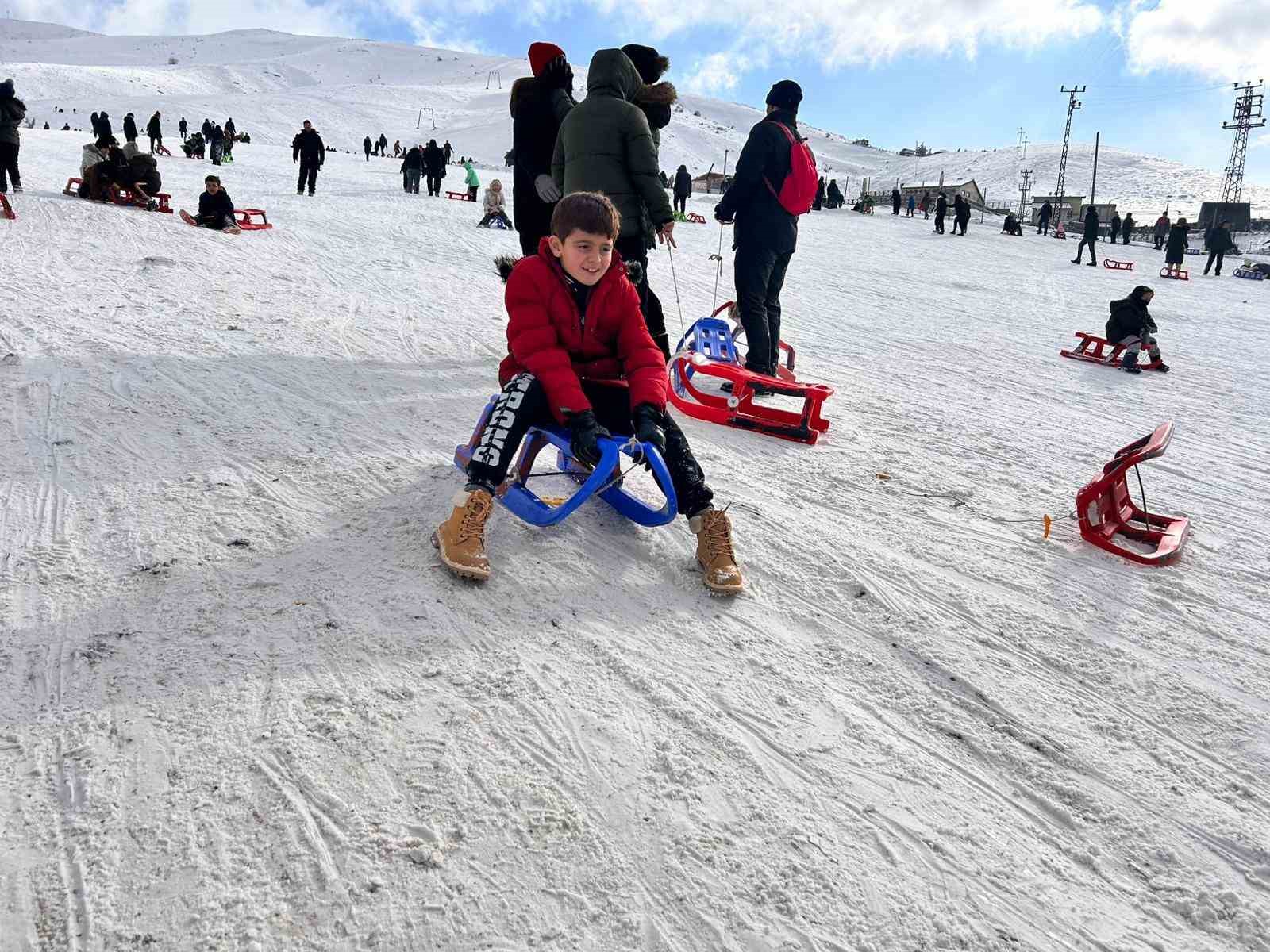 Sömestir tatilinde ailelerin adresi Elmadağ Kayak Merkezi oldu