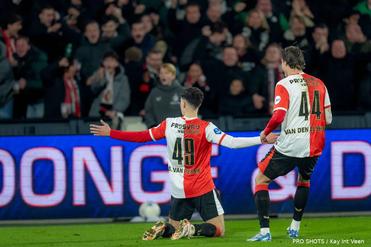 De cijfers: Alleen Van Persie blinkt uit in dramatische stadsderby