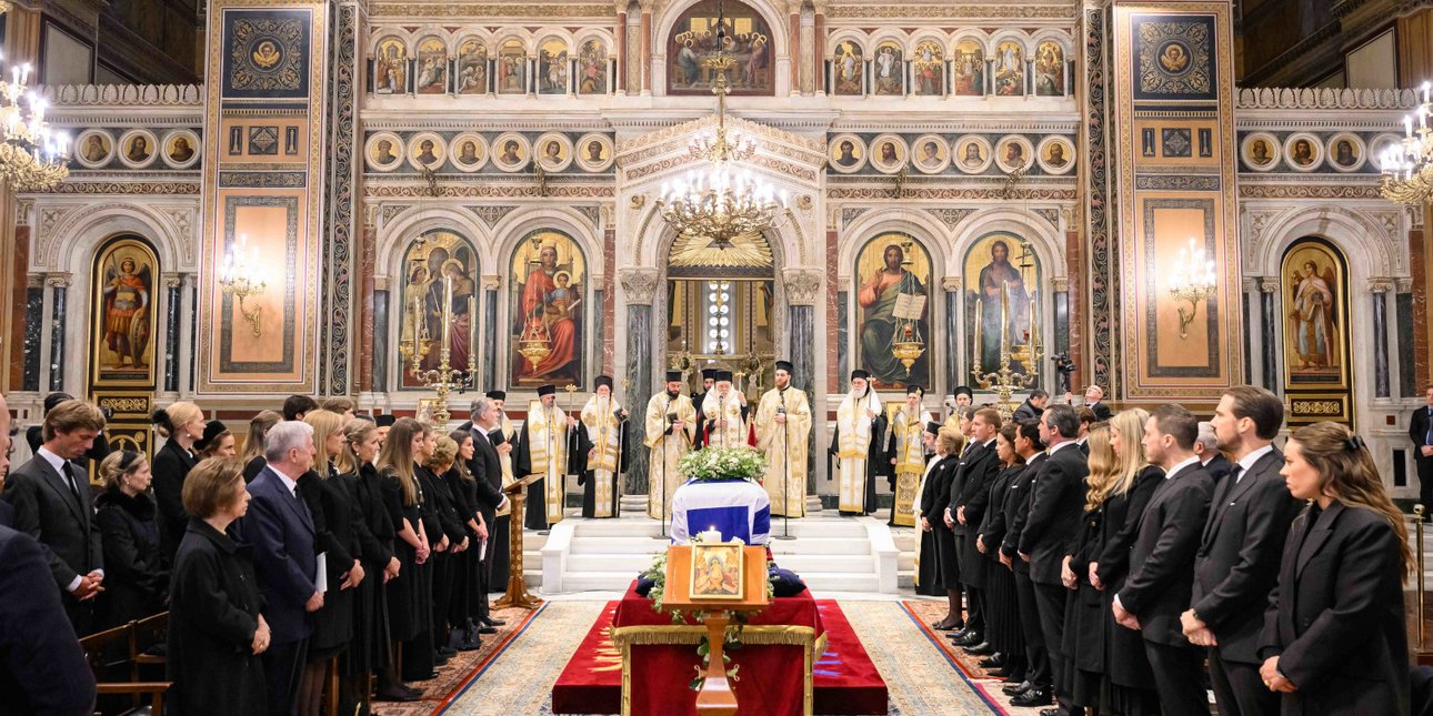 Πλαισιωμένη από τα ανίψια της η σορός της πριγκίπισσας Ειρήνης στη ...