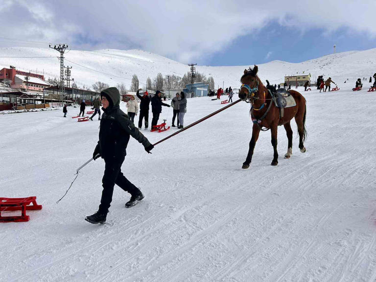 Sömestir tatilinde ailelerin adresi Elmadağ Kayak Merkezi oldu