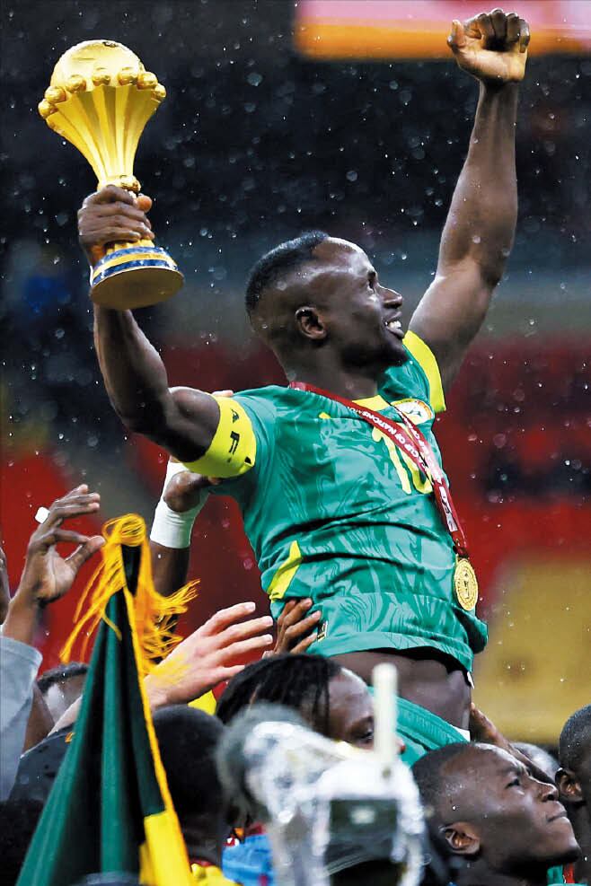 Senegal overcomes chaos to win Africa Cup