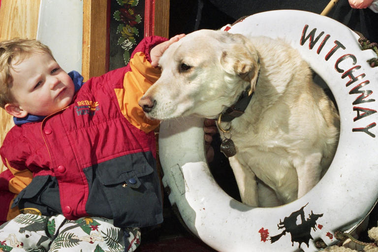 A Wigan retro picture gallery with a nautical twist as locals take to ...