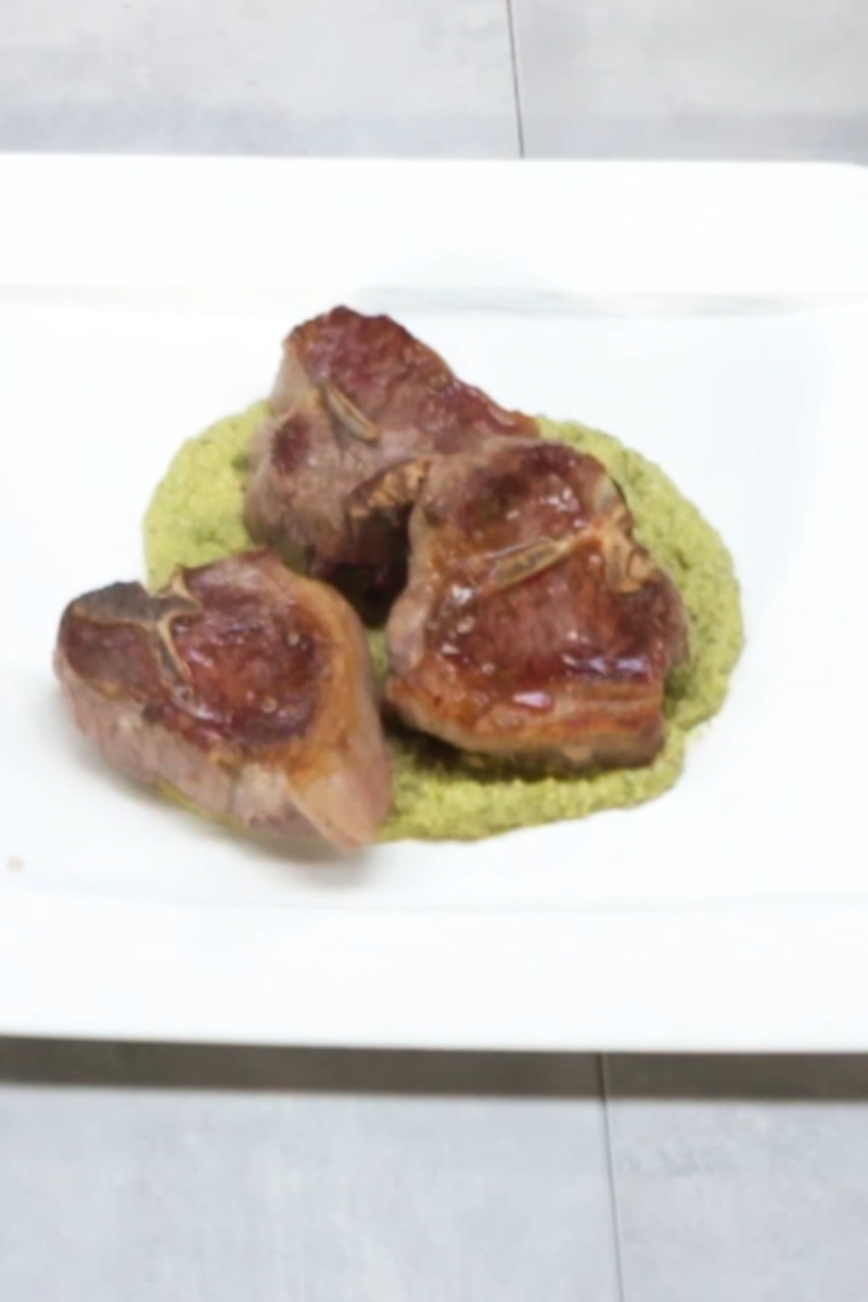 Lomo de cordero a la plancha con mantequilla de pistacho y hierbas frescas