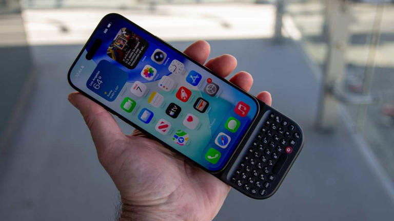 I tried the Clicks Power Keyboard. It’s a perfect partner for my Pixel ...