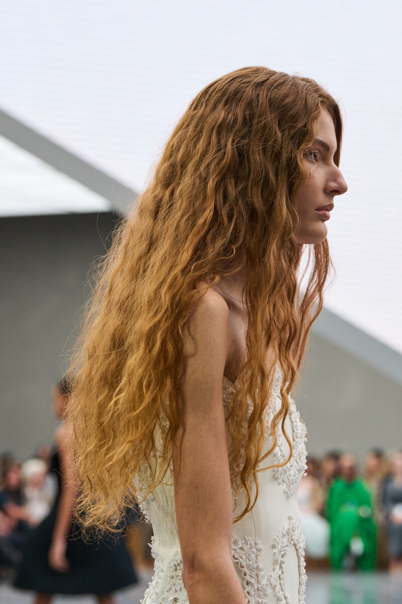 Tagli e pettinature da non perdere per chi ha capelli ricci lunghi